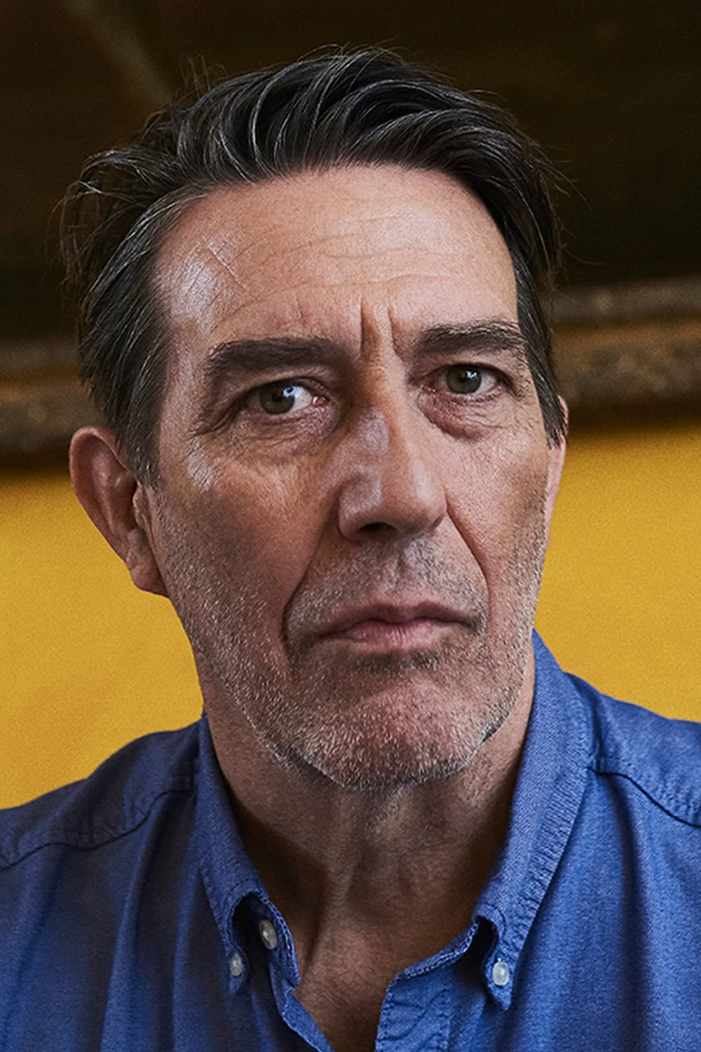 Ciarán Hinds 2018: Haircut, Beard, Eyes, Weight, Measurements, Tattoos ...
