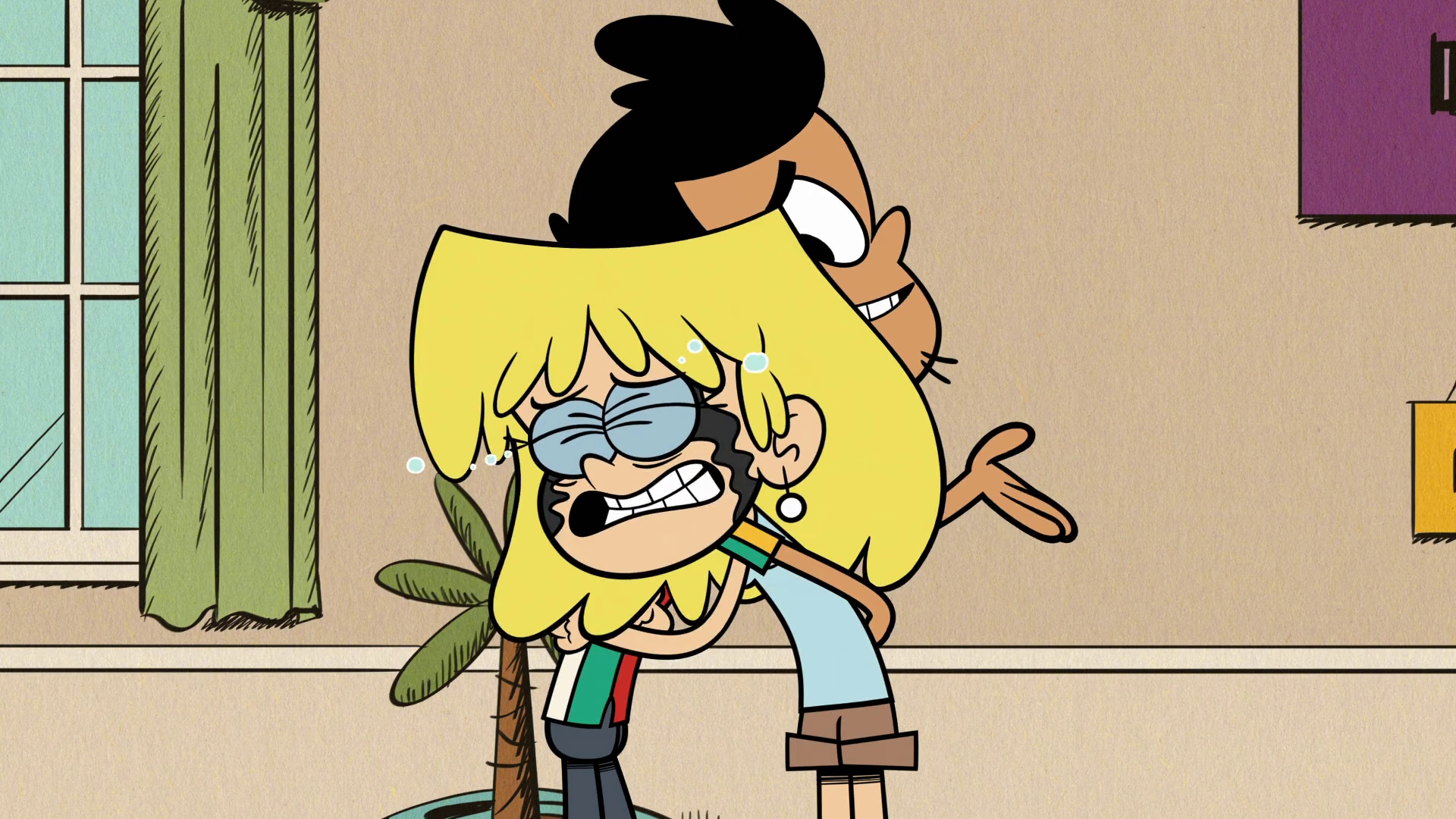 Image S2e13 Lori Crying And Huggingpng The Loud House Encyclopedia Fandom Powered By Wikia